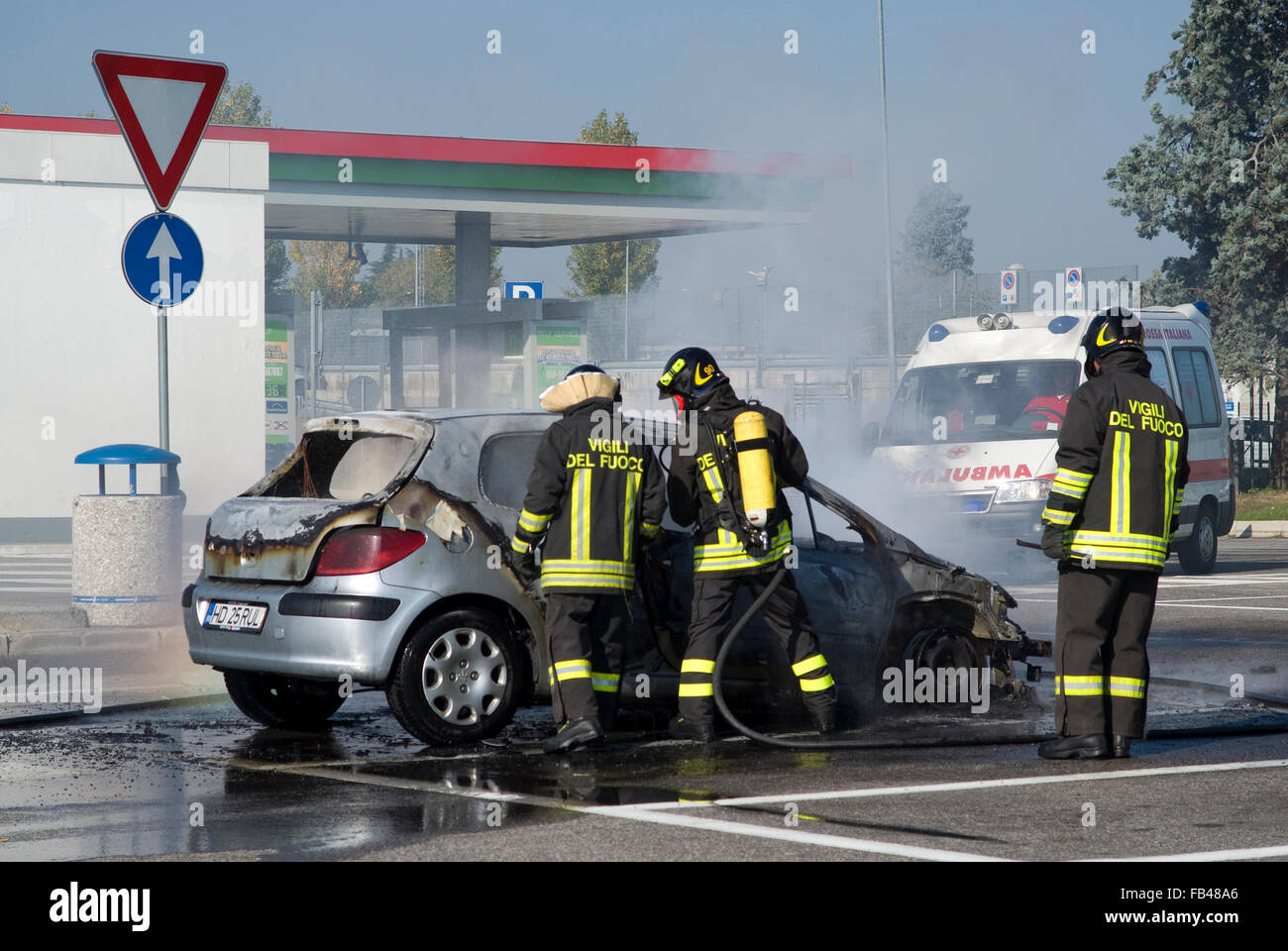 Firemen extinguishing a car fire Stock Photo - Alamy