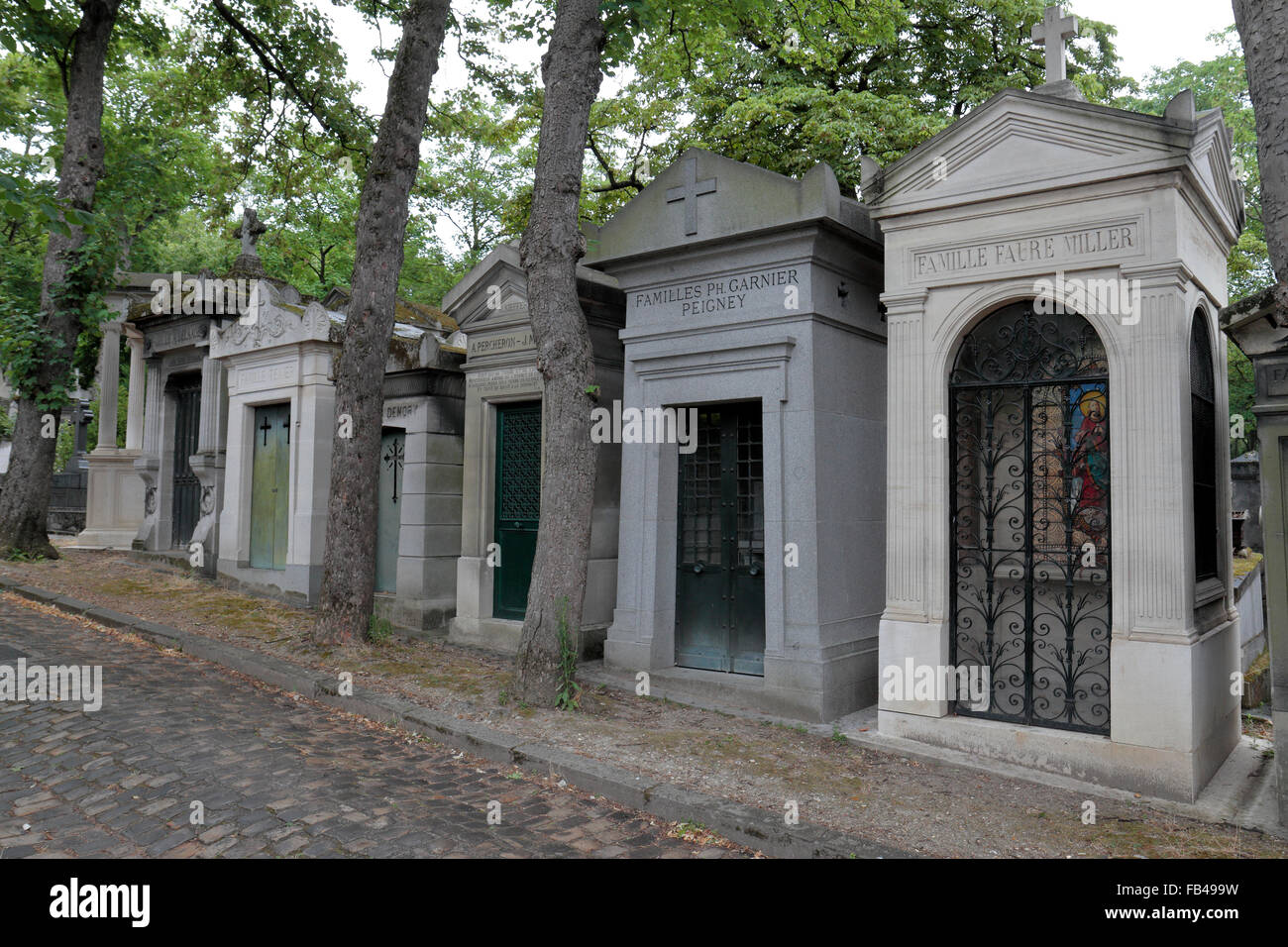 Tombs pere lachaise cemetery hi-res stock photography and images - Alamy