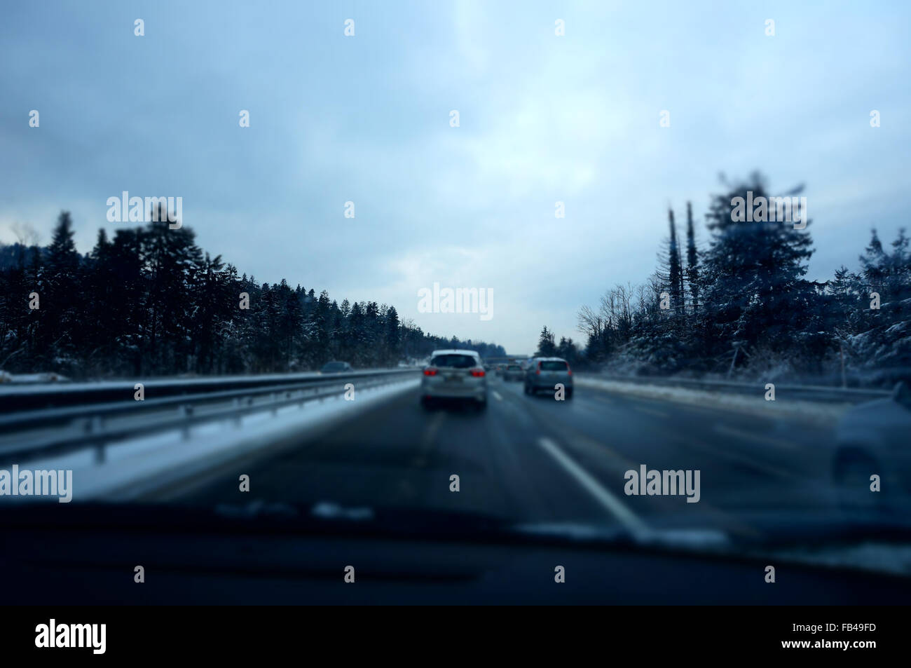 Cars driving through snow hi-res stock photography and images - Alamy