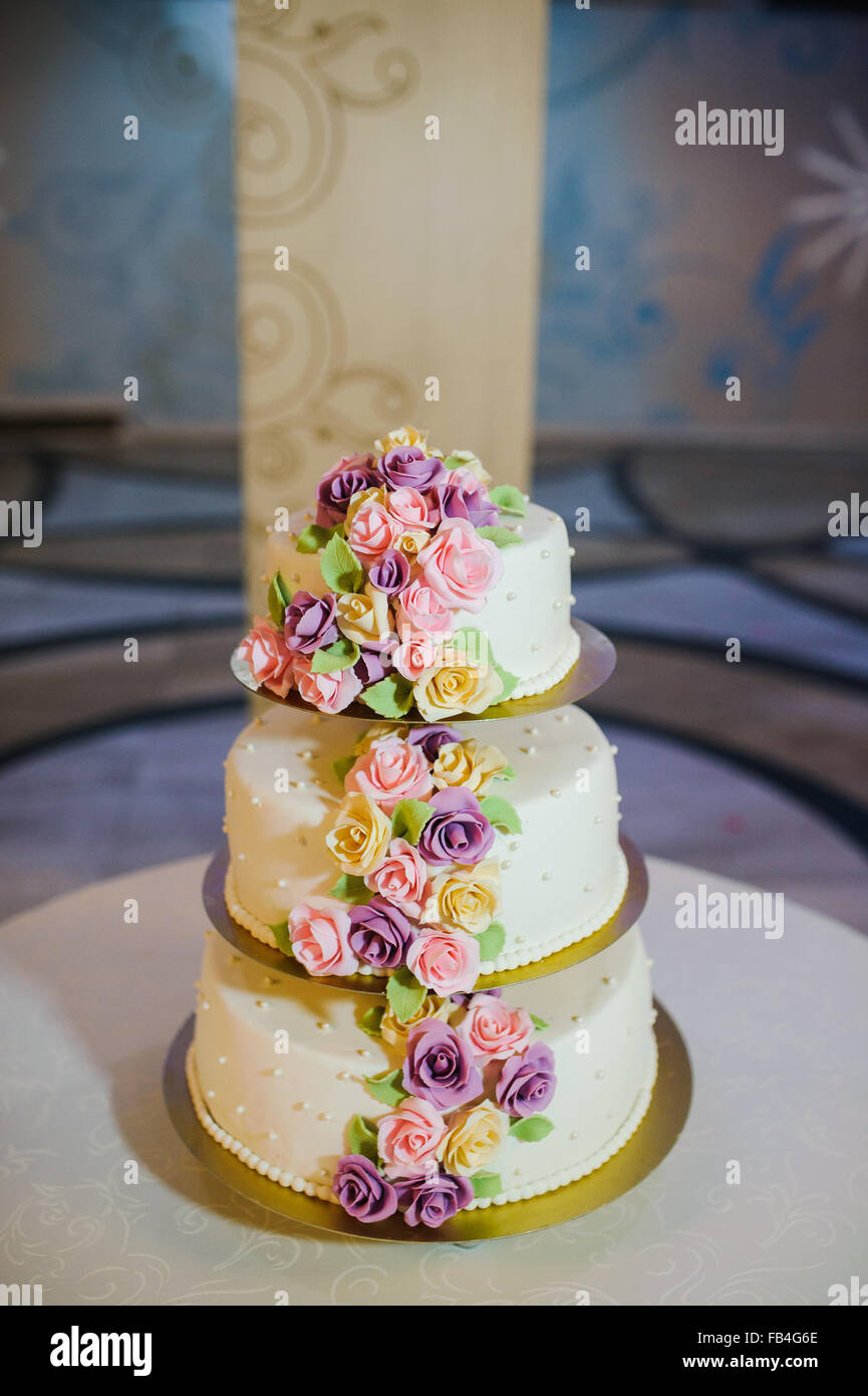 Wedding cake decorated with roses hi-res stock photography and images ...