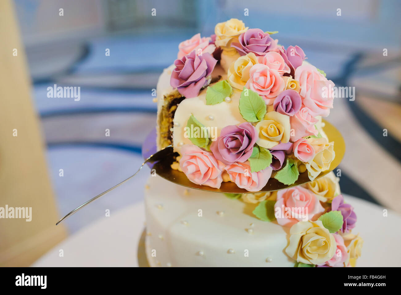 wedding cake decorated with roses Stock Photo - Alamy