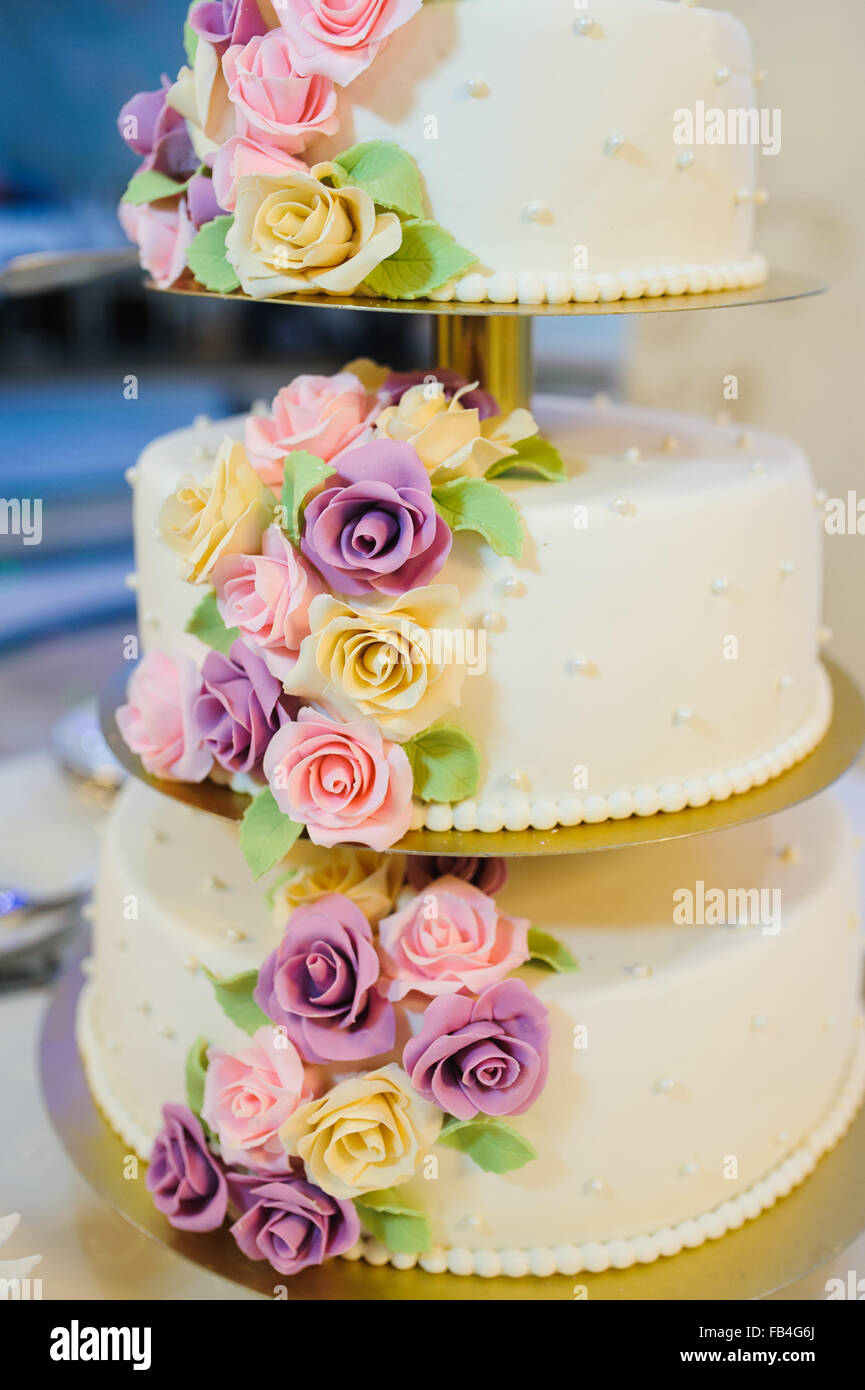 wedding cake decorated with roses Stock Photo - Alamy