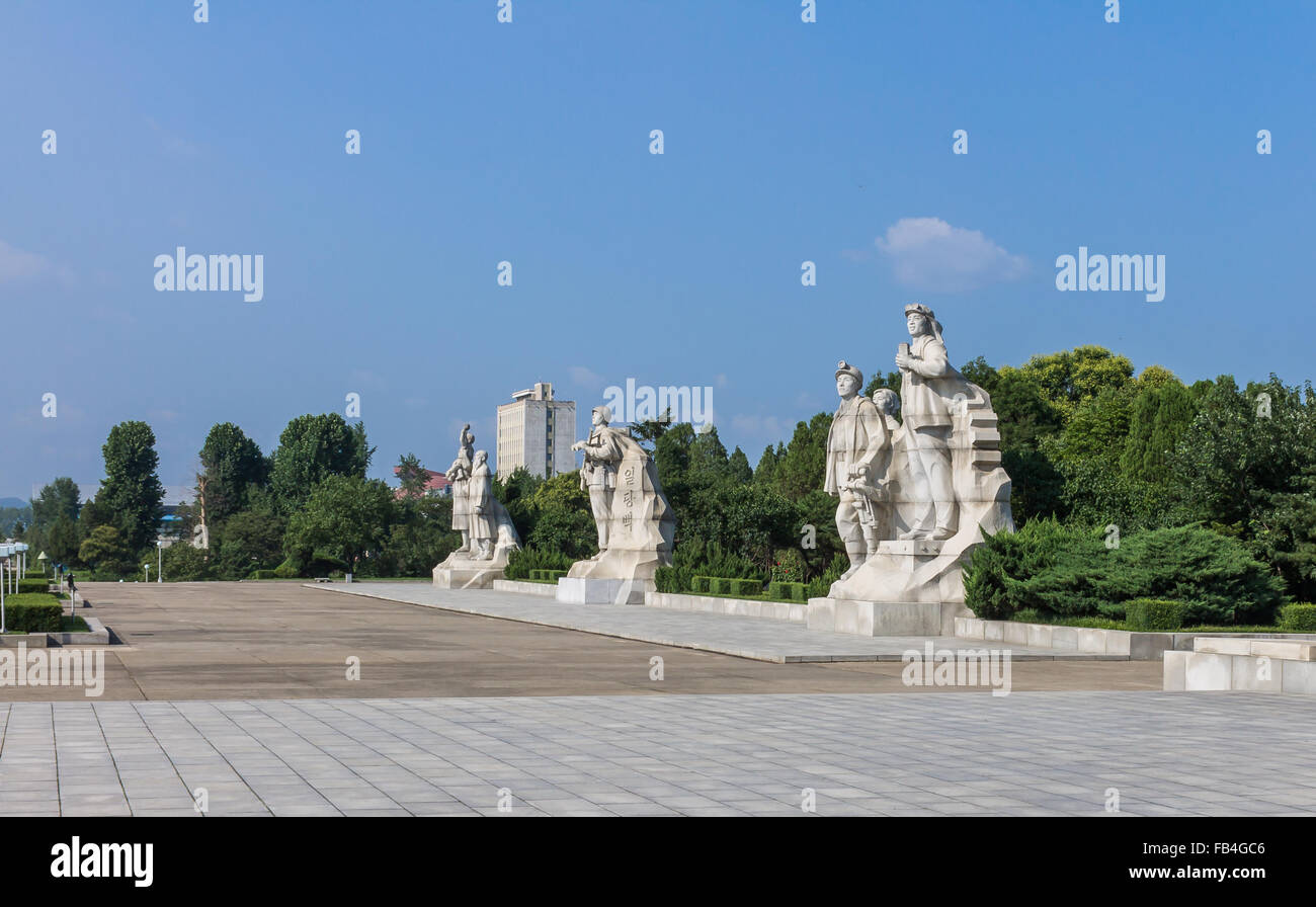 Heroic statues hi-res stock photography and images - Alamy