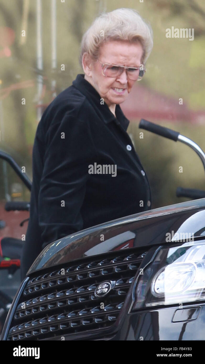 Miley Cyrus' mother and grandmother out shopping together in Studio ...