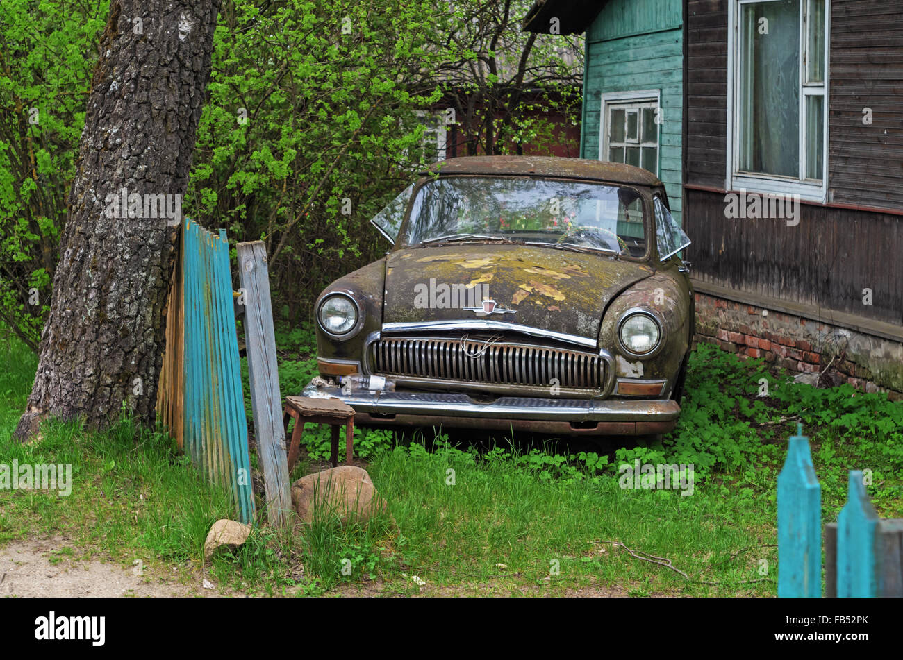 Old car in the yard of the rural house Stock Photo - Alamy