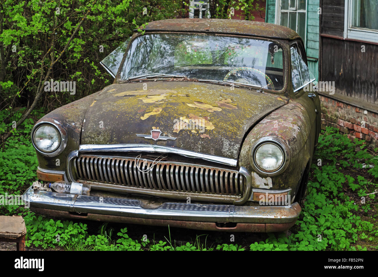 Old car in the yard of the rural house Stock Photo - Alamy