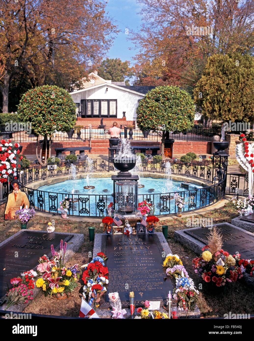 Elvis Presleys grave in the remembrance garden at Graceland, the home ...