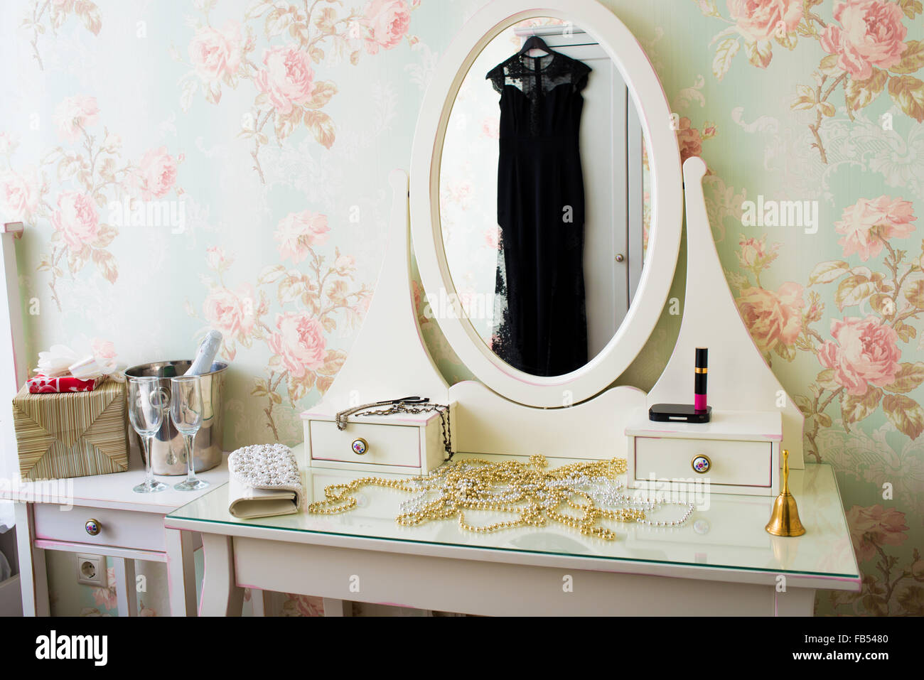 Boudoir wallpaper hi-res stock photography and images - Alamy