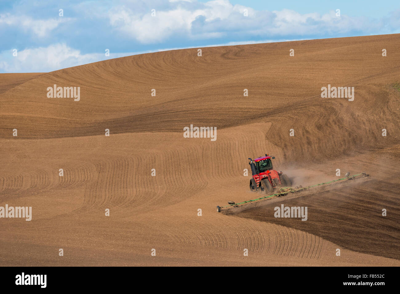 case quadtrac tractor harrowing a garbanzo bean seedbed in the Palouse ...