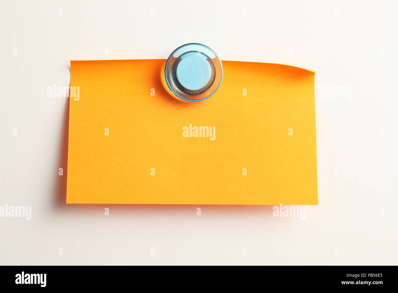blank yellow sticky note with magnet on it Stock Photo - Alamy