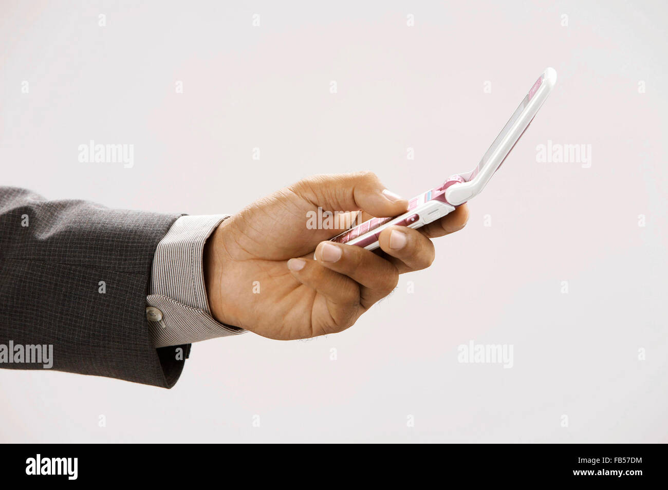 man holding a handphone checking messages Stock Photo - Alamy