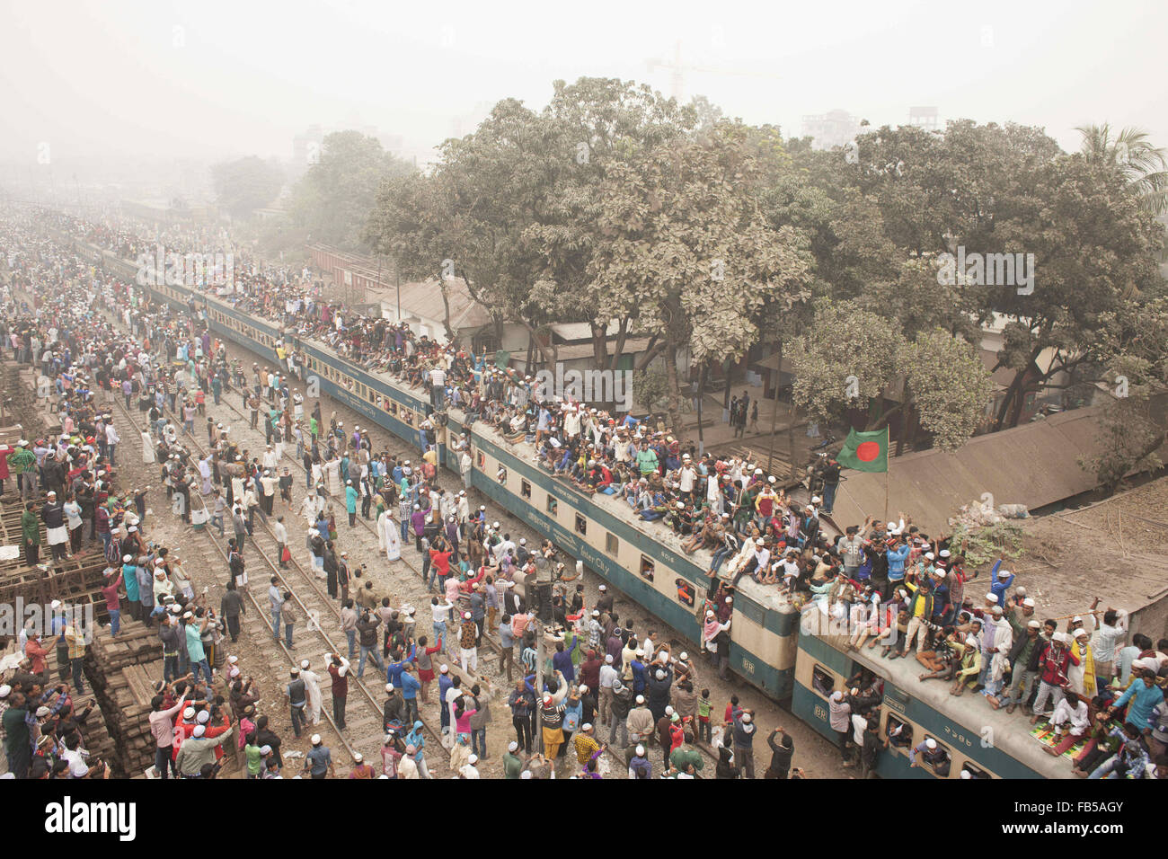 Dhaka, bangladesh over crowded train hi-res stock photography and ...