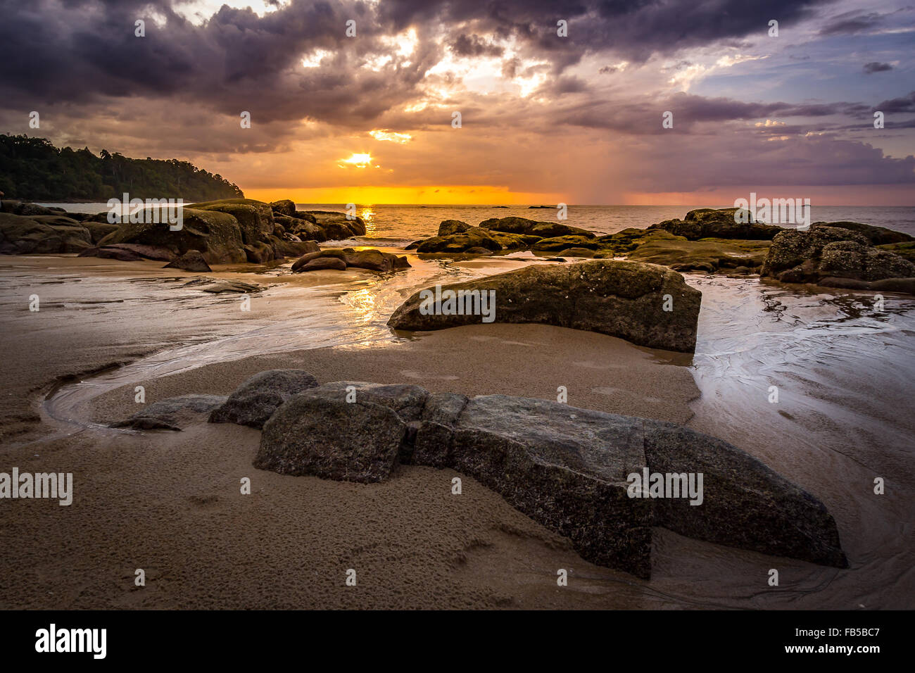 Moody seascape rocky beach hi-res stock photography and images - Alamy