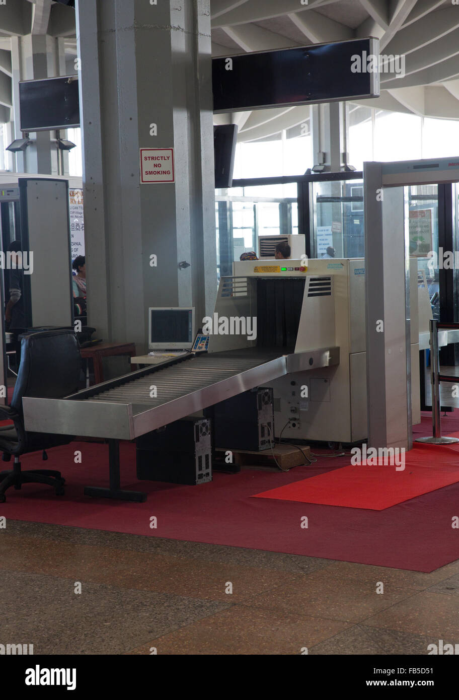 Airport security scanning machine for hand luggage Stock Photo - Alamy
