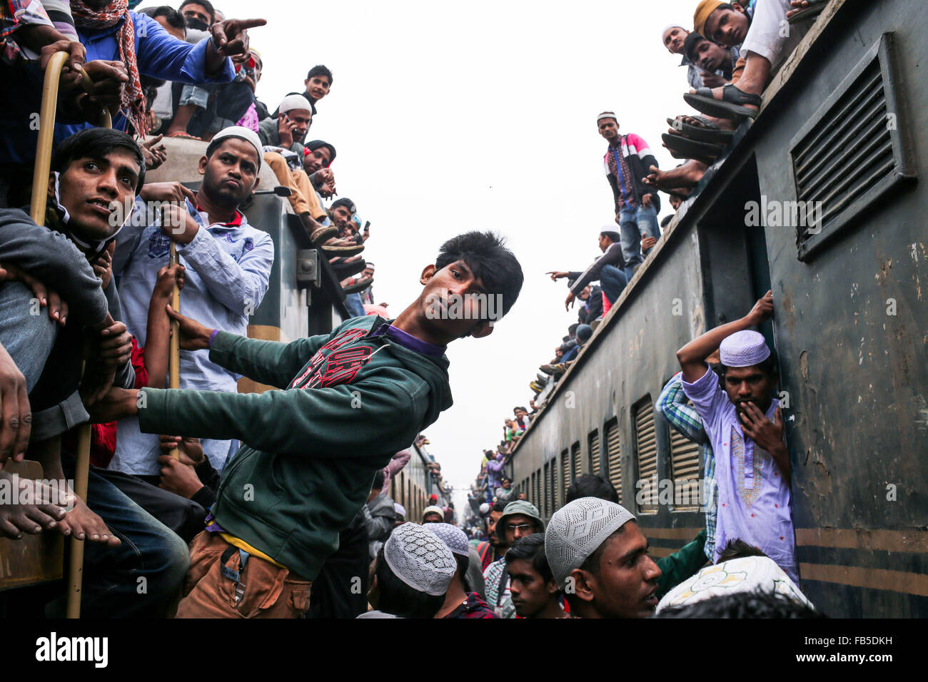 India train people roof hi-res stock photography and images - Alamy
