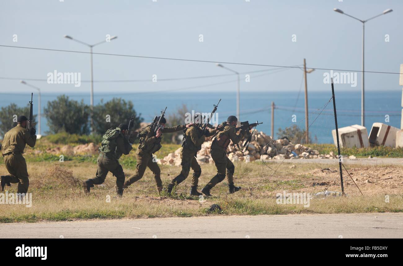 Members palestinian national security forces hi-res stock photography ...