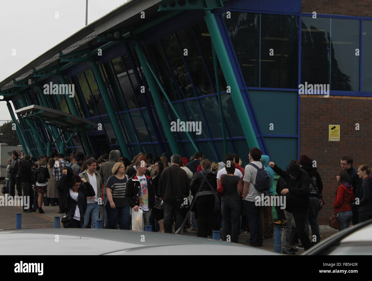 Crowds queue at the Glyndwr university Wrexham comic convention 2012 ...