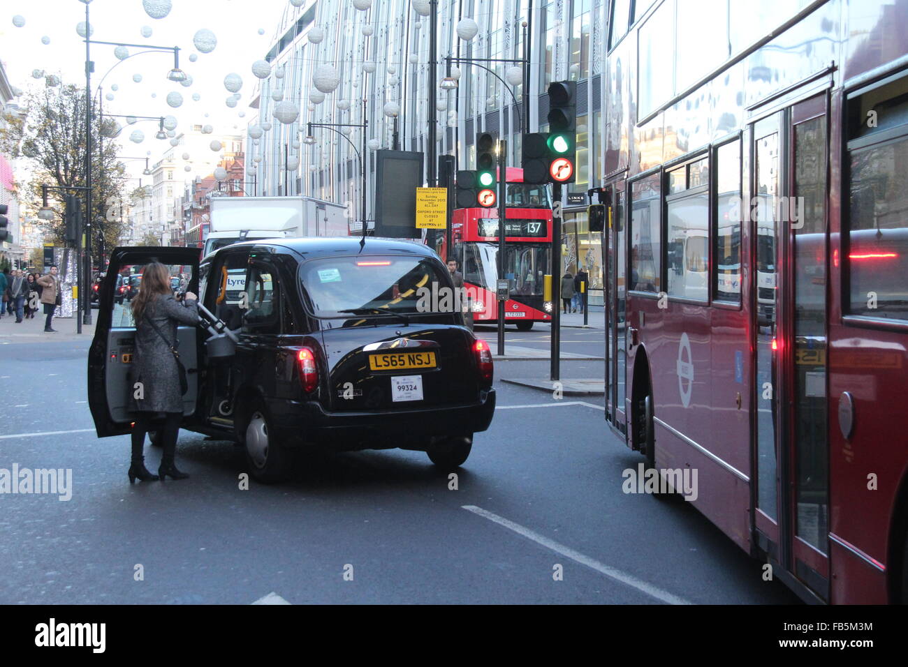 London taxi rear view hi-res stock photography and images - Alamy