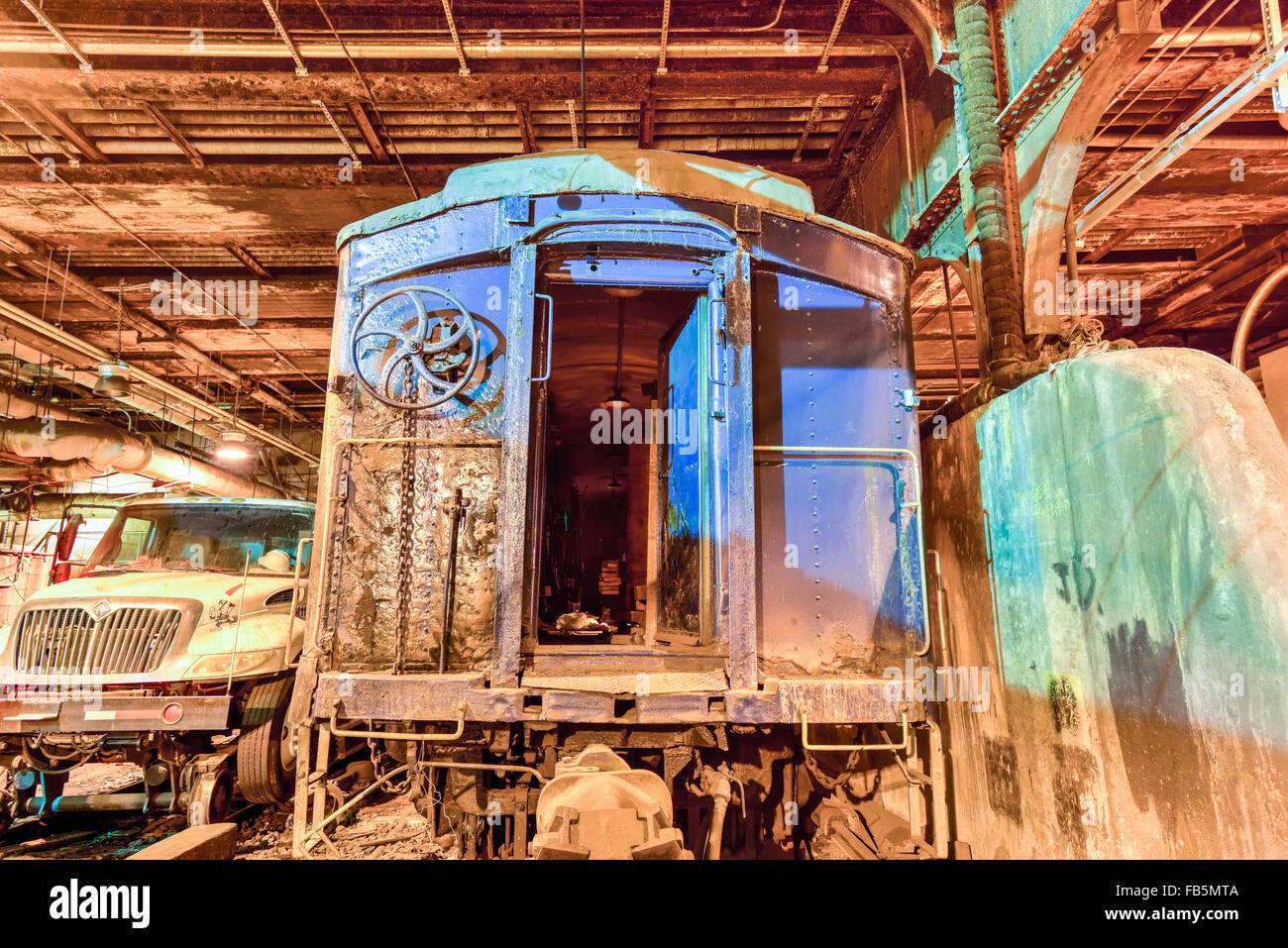 Track 61 in grand central station hi-res stock photography and images ...