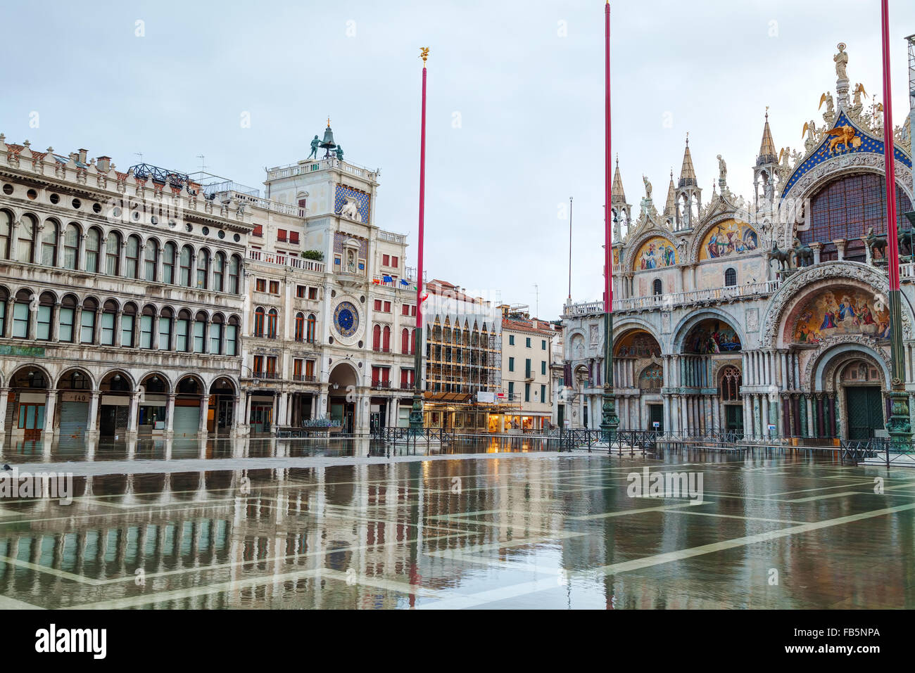 Cathedral columns venice square hi-res stock photography and images - Alamy