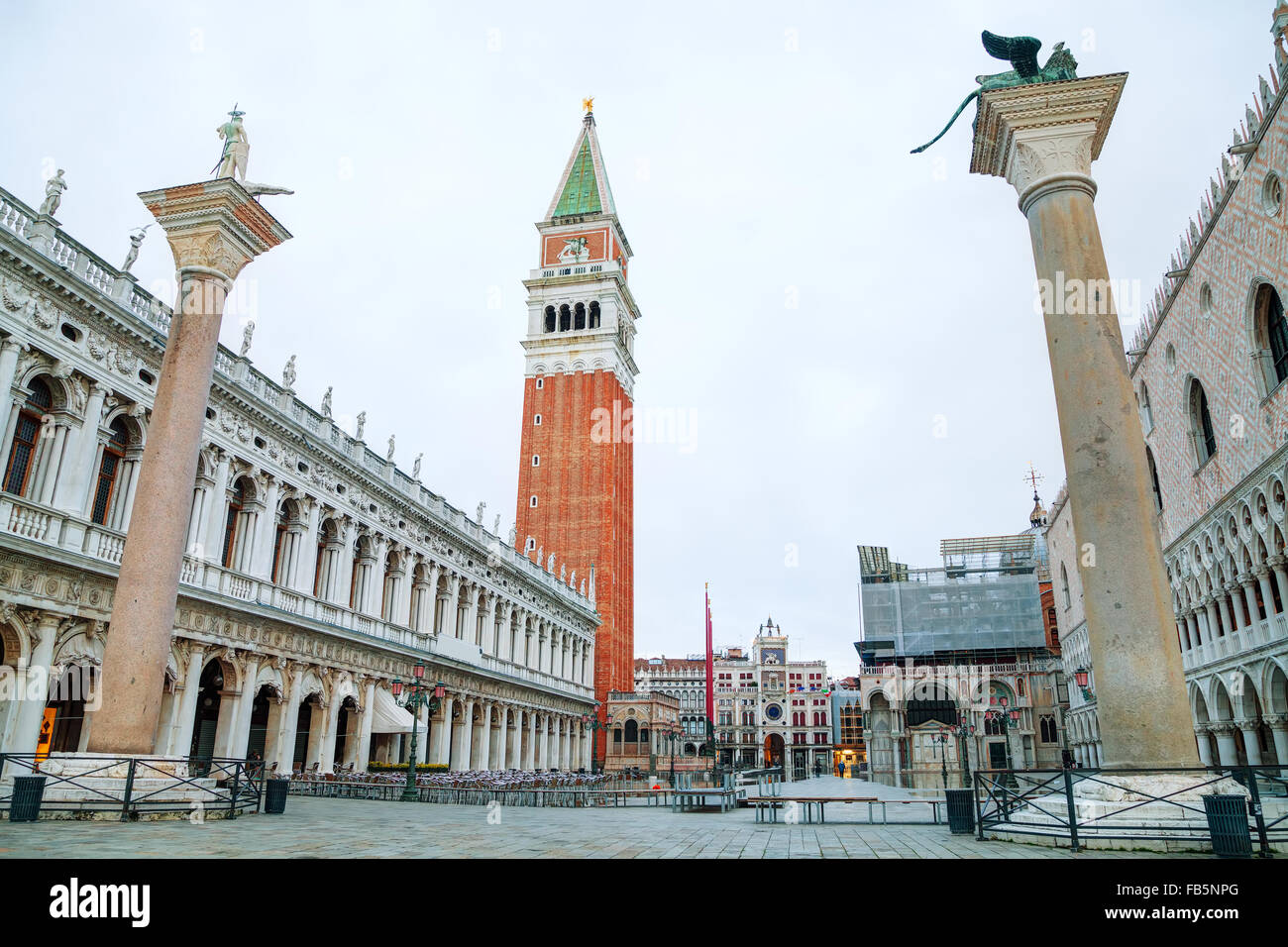 Cathedral columns venice square hi-res stock photography and images - Alamy
