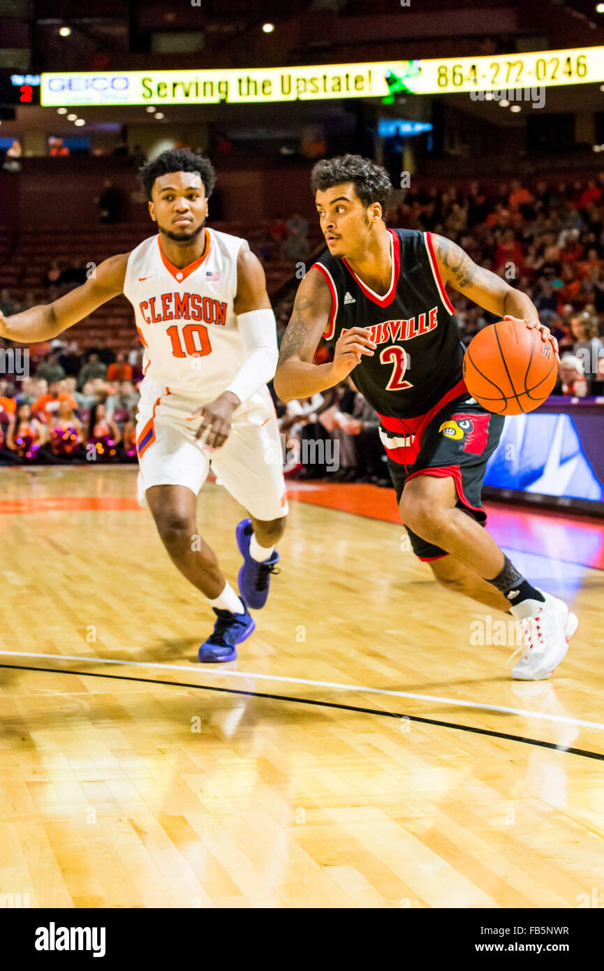 Louisville Cardinals guard Quentin Snider (2) drives the baseline ...