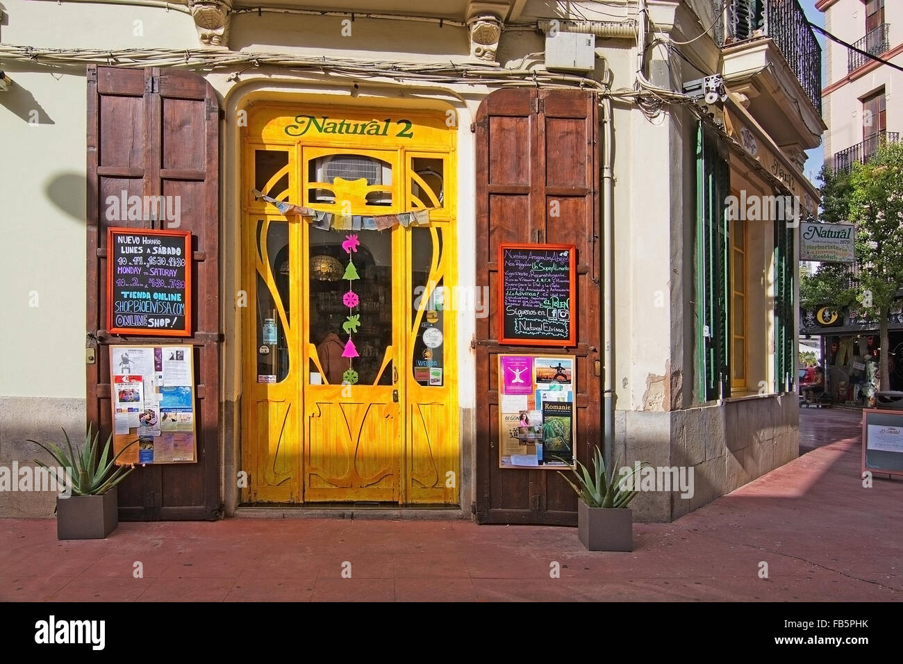 Yellow store front hi-res stock photography and images - Alamy