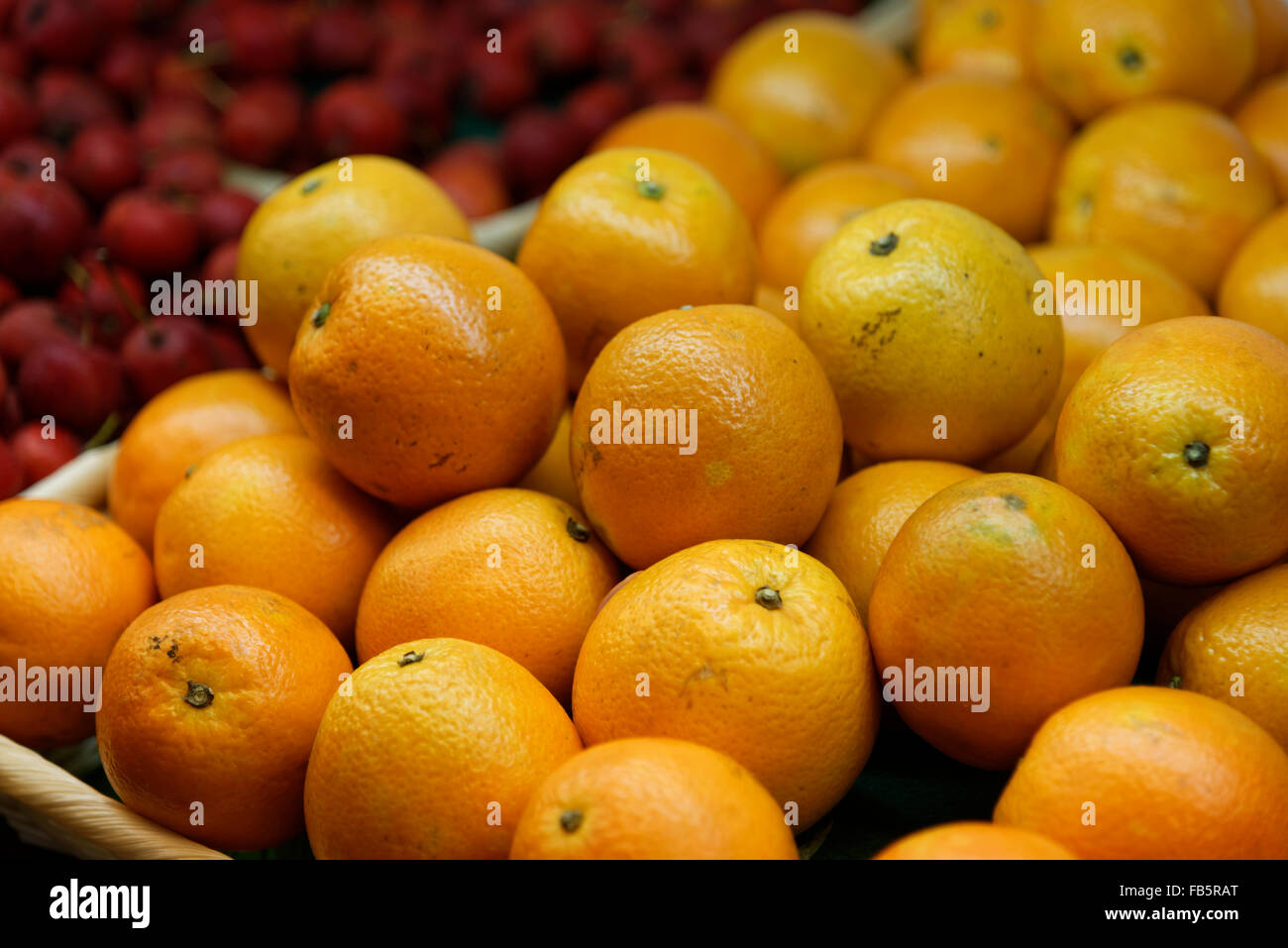 Many oranges on a market shelf Stock Photo - Alamy