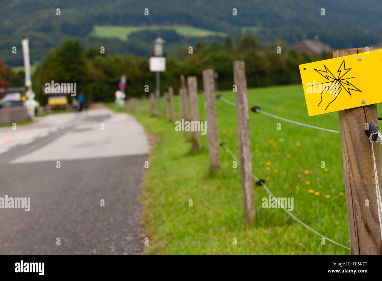 Electric fence sign hi-res stock photography and images - Alamy