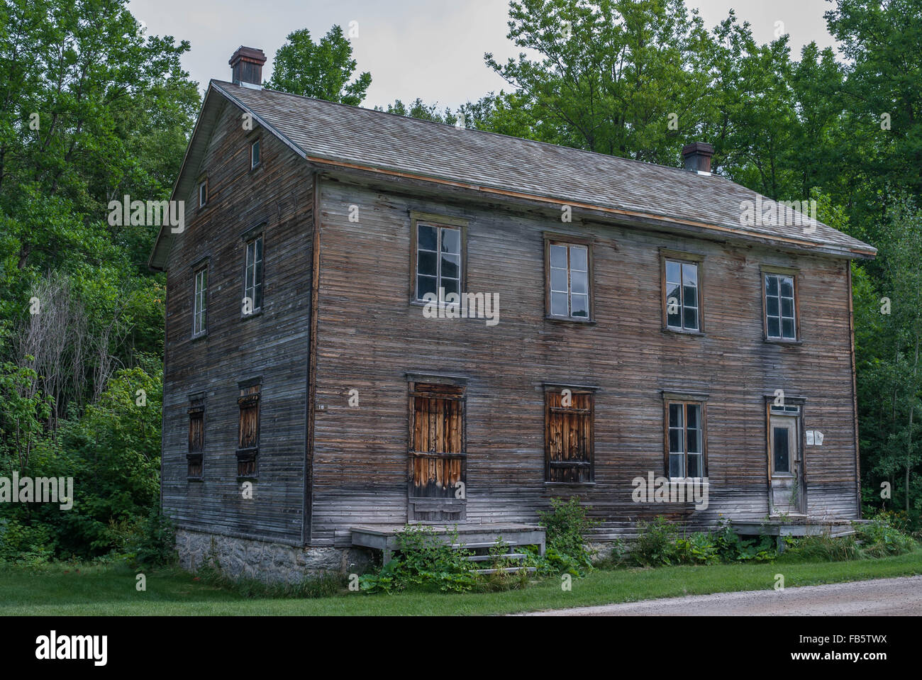 Wooden building in the countryside in the US Stock Photo - Alamy