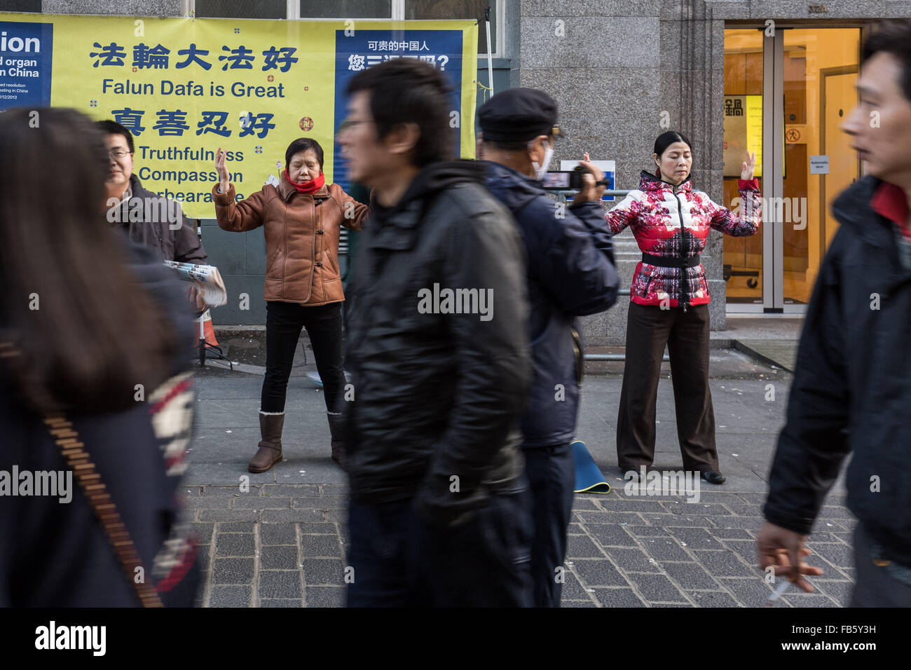 Falun gong protest hi-res stock photography and images - Alamy