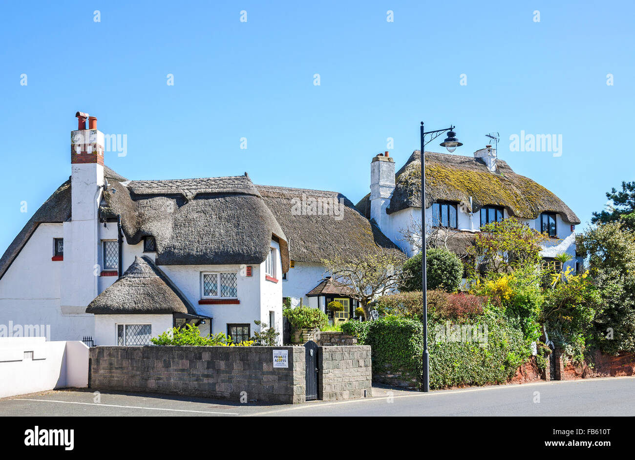 Cottages with thatched roof hi-res stock photography and images - Alamy