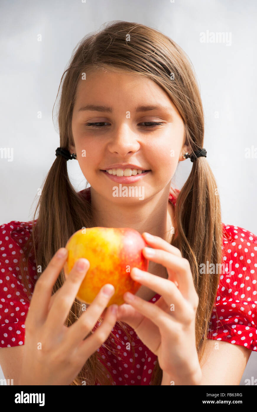 Teenage girl with apple Stock Photo - Alamy