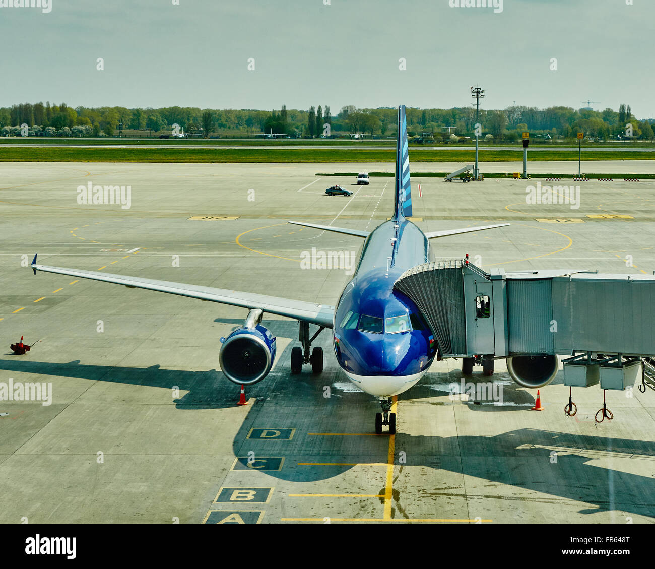 Airplane at the terminal gate ready for takeoff Stock Photo - Alamy