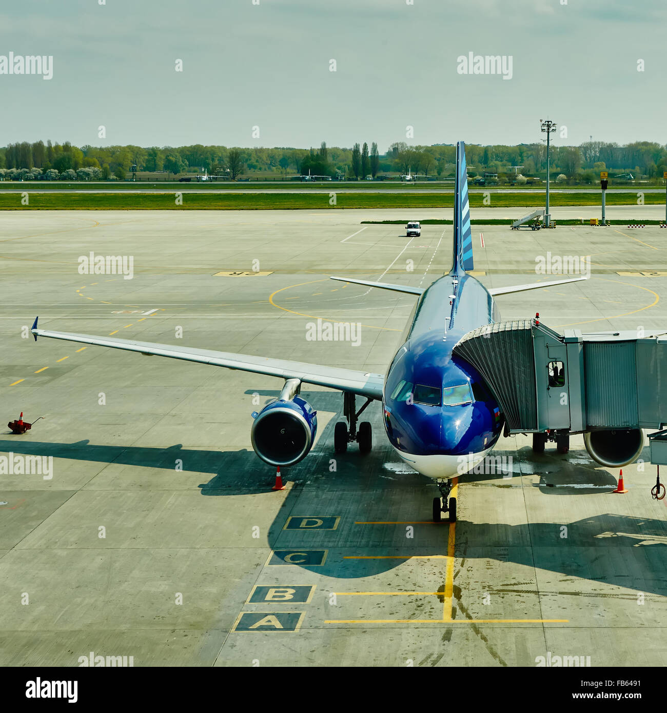 Airplane at the terminal gate ready for takeoff Stock Photo - Alamy