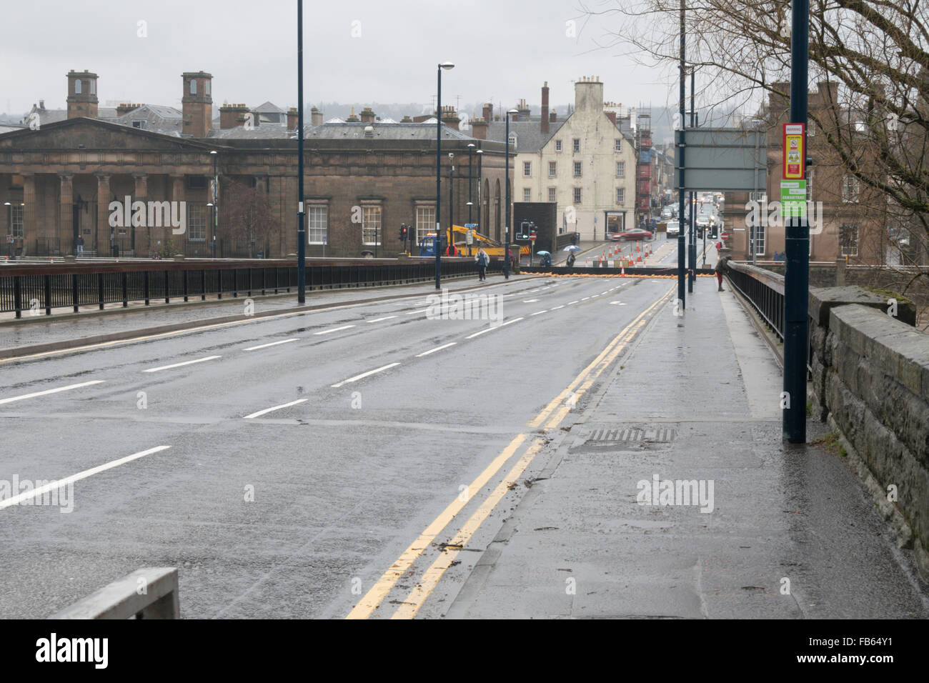 Queen's Bridge closed to traffic due to flood defenses in operation ...