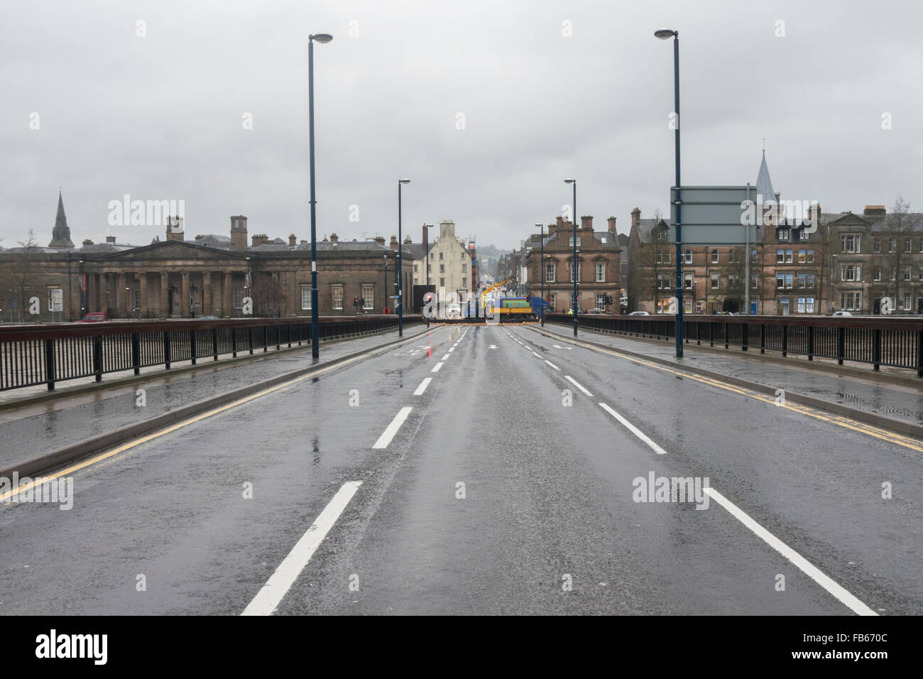 Queen's Bridge closed to traffic due to flood defenses in operation ...