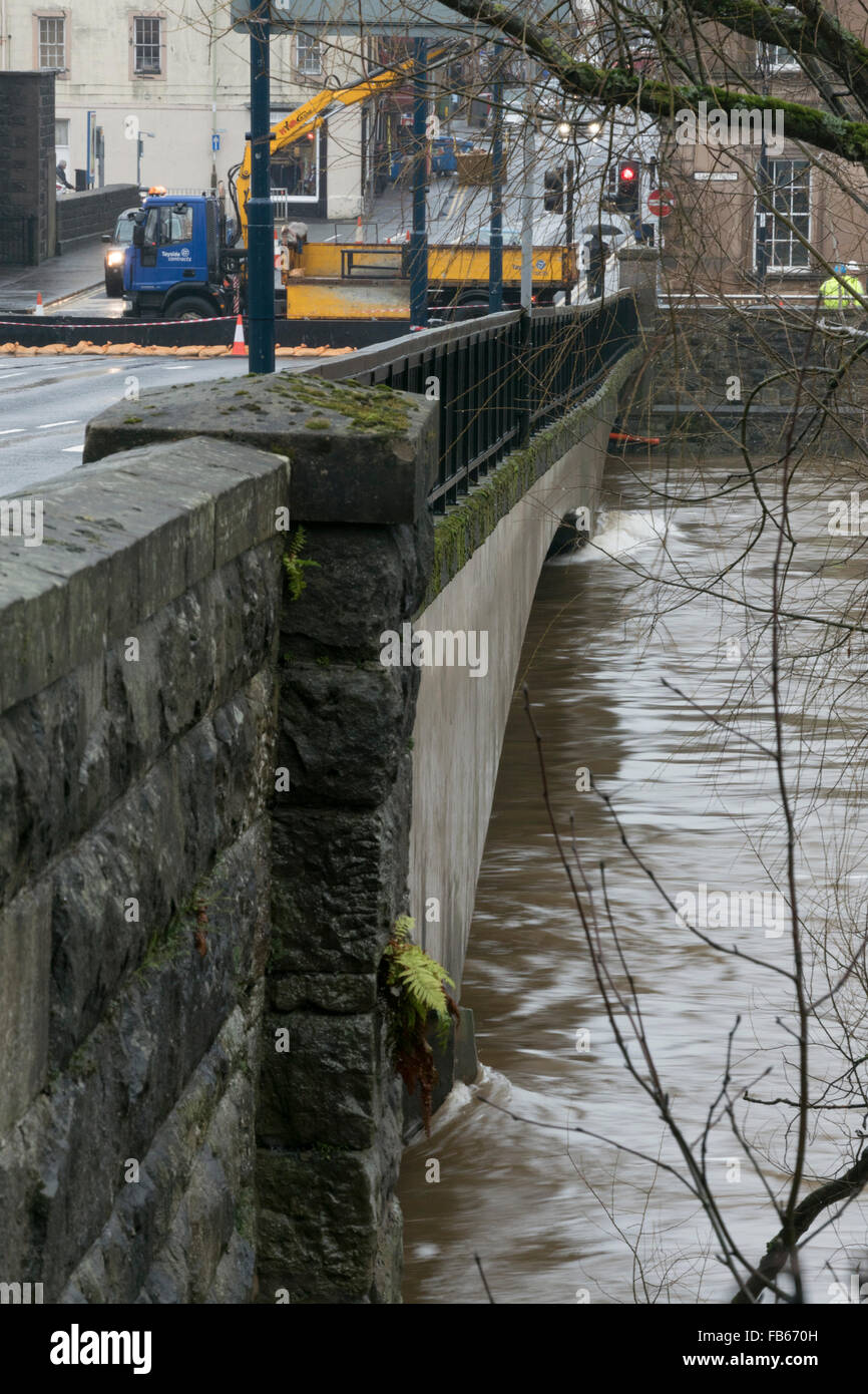 Queen's Bridge supports showing height of floodwater, Perth Stock Photo ...