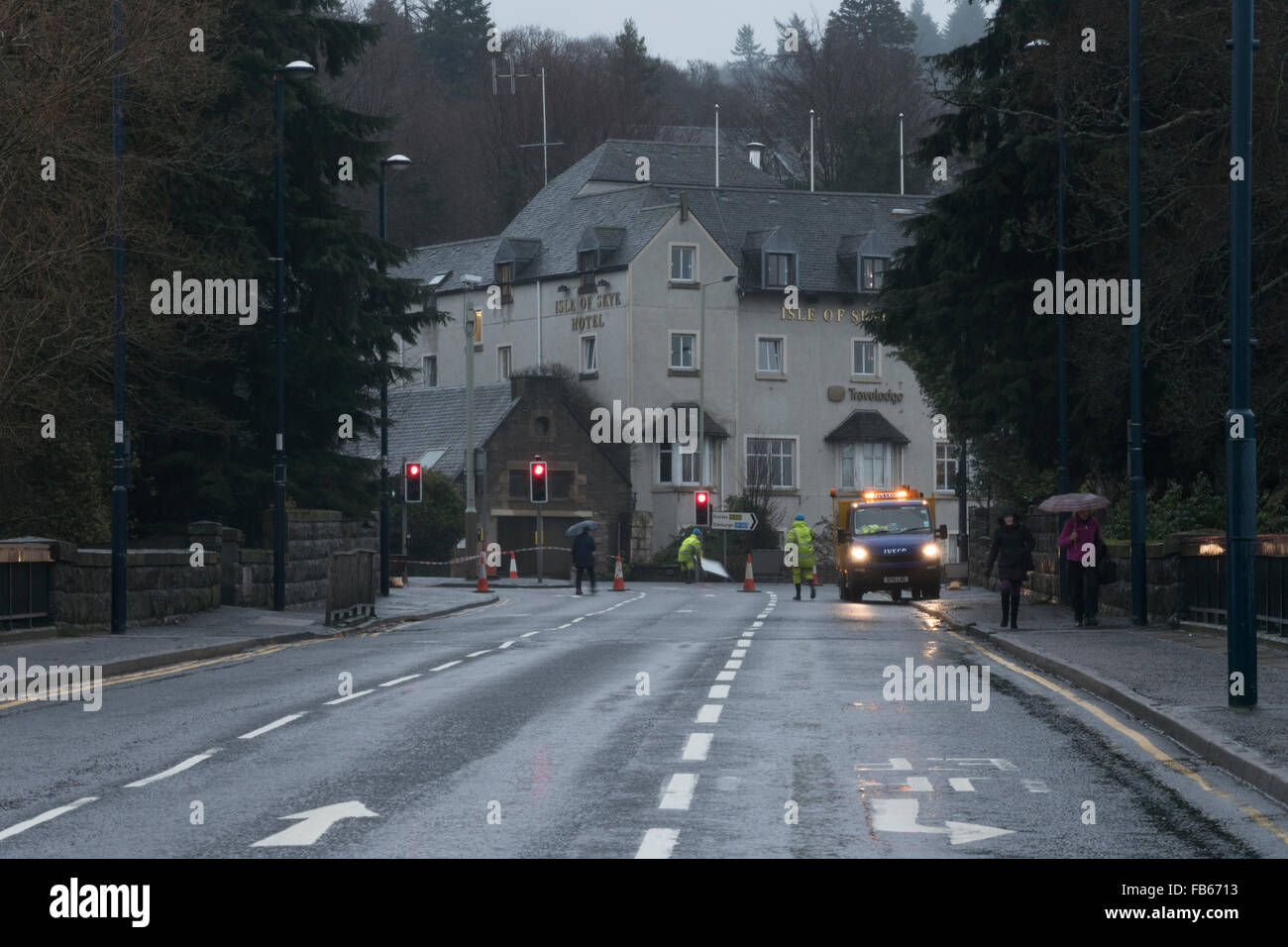 Re-opening Queen's Bridge after flooding by roads department removing ...