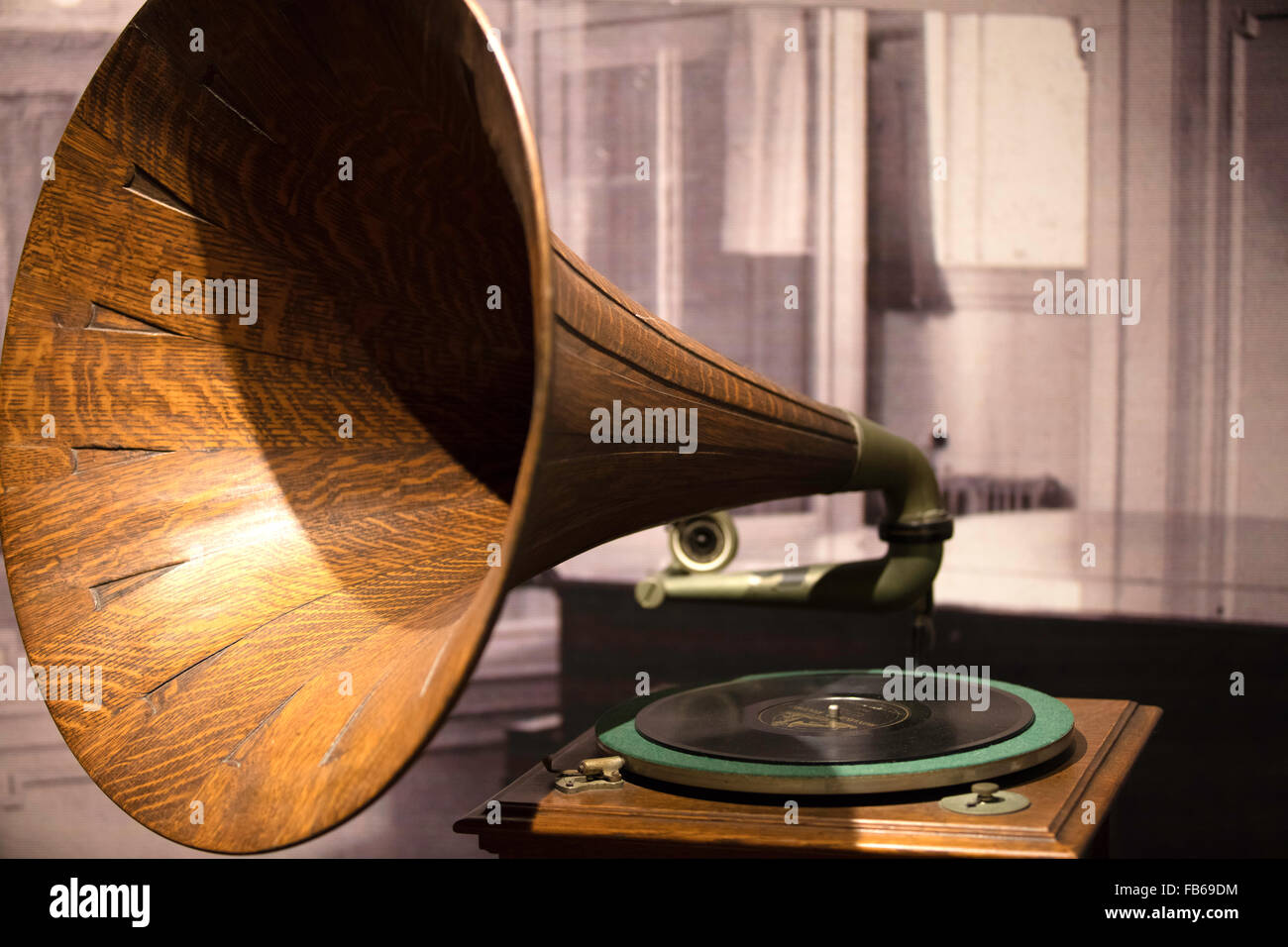 Phonograph record player hi-res stock photography and images - Alamy