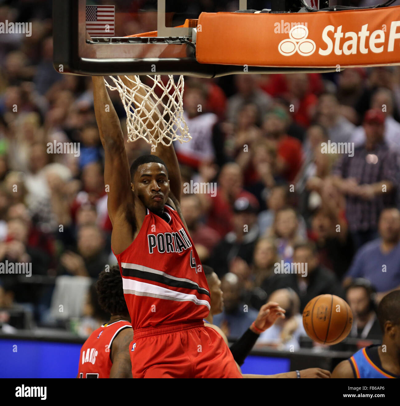 Portland, Oregon, USA. 10th January, 2016. MAURICE HARKLESS (4) dunks ...