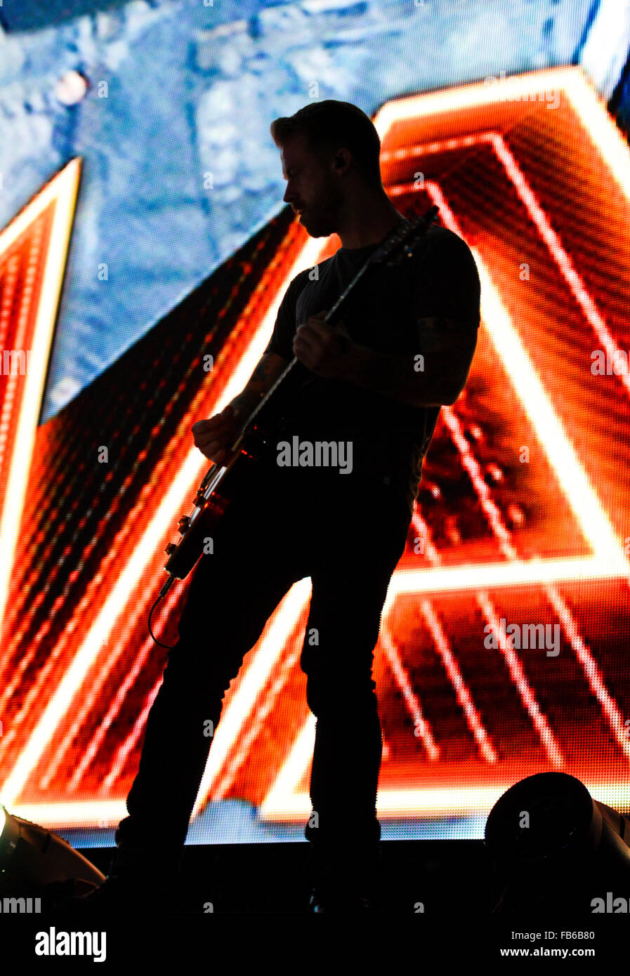 Singer on stage silhouette hi-res stock photography and images - Alamy