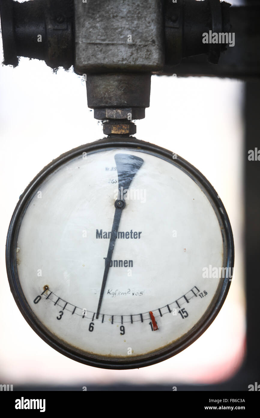 Color close up shot of an old pressure gauge Stock Photo - Alamy