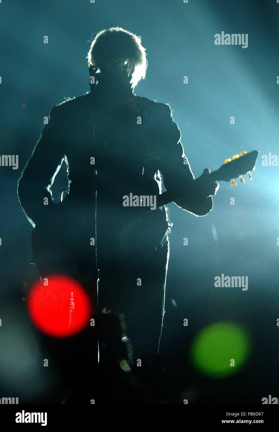 Hamburg, Germany. 16th Oct, 2003. (dpa) - David Bowie stands on stage ...