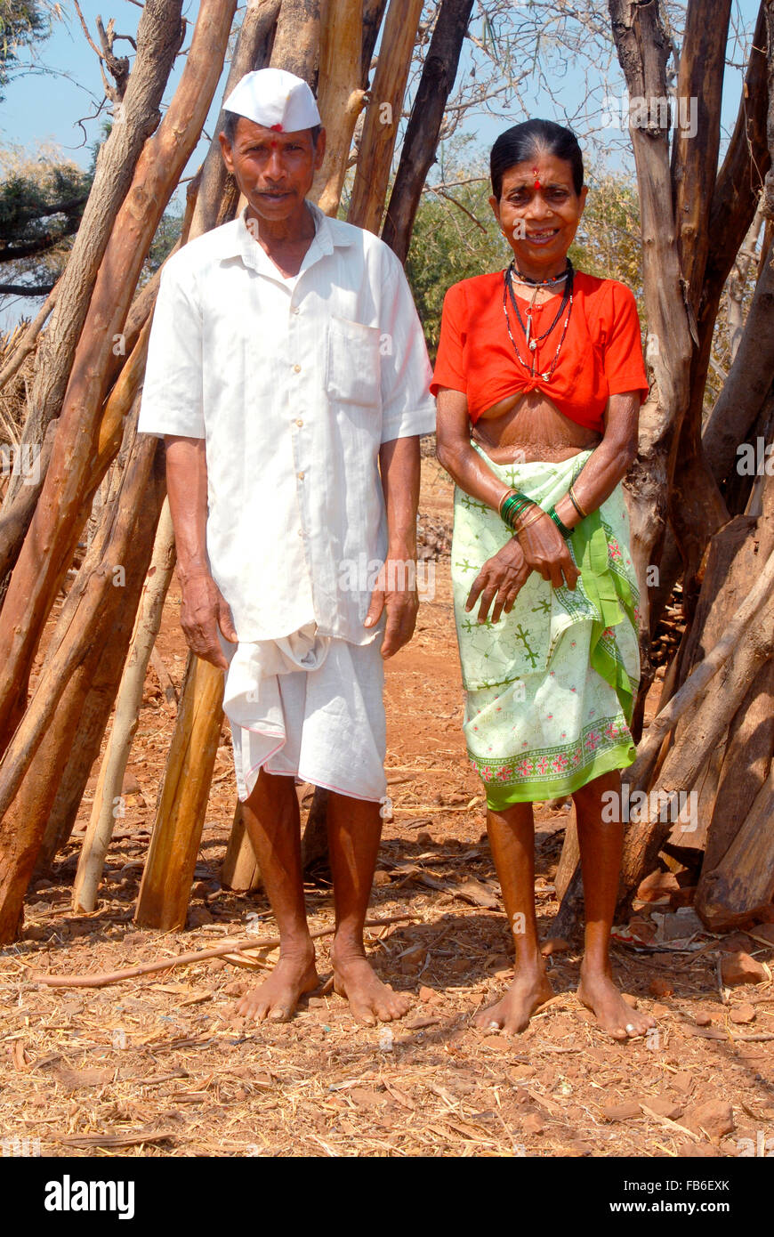 Ma Thakar tribe, Maharashtra, Man in dhoti and woman Stock Photo - Alamy
