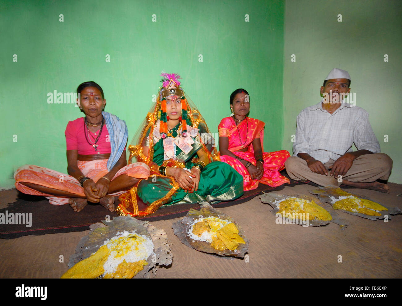 Ma Thakar tribe, Maharashtra, Bride in traditional dress and wedding ...