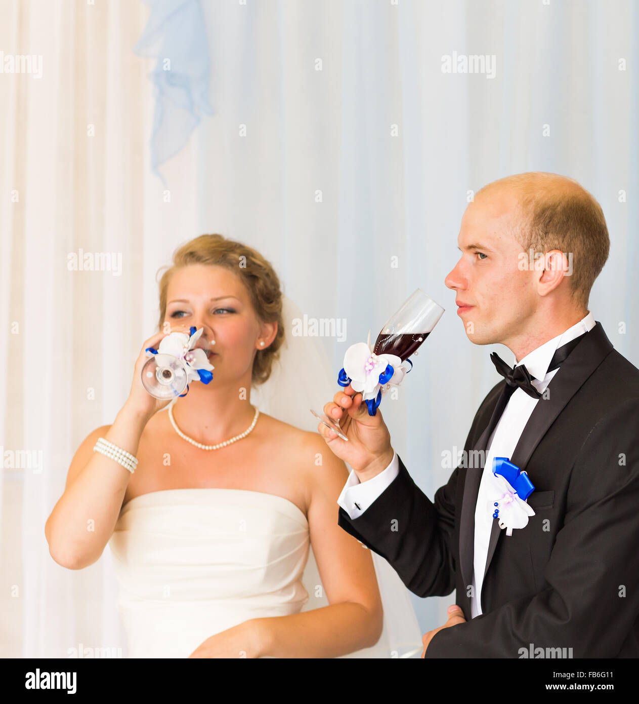 Bride groom drinking champagne outdoor hi-res stock photography and ...