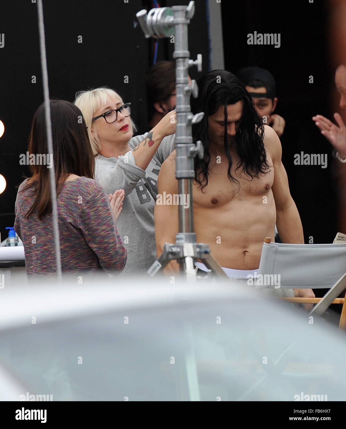 Actor James Franco shows off his incredible ripped abs while filming a ...