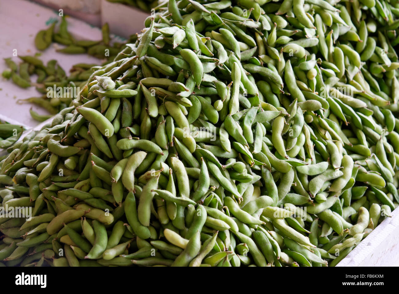 Pile of green beans on a shop shelf Stock Photo - Alamy