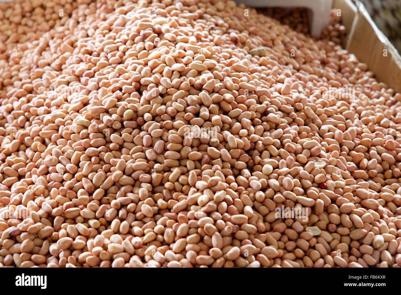 Pile of peanuts on a market shelf Stock Photo - Alamy